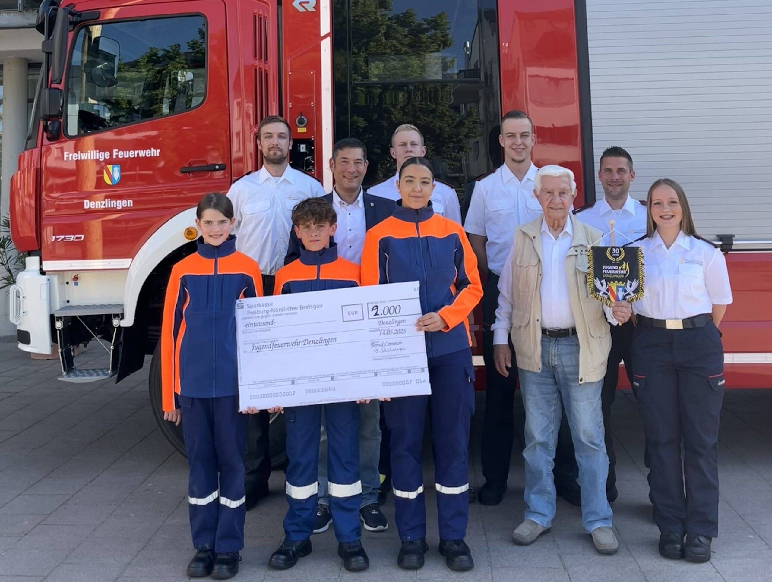 2.000 Euro Spende für Jugendfeuerwehr in Denzlingen